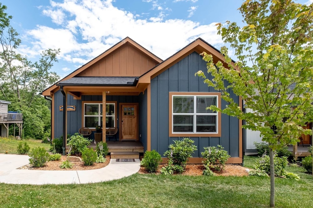 Downtown Brevard Retreat &Cyclists Dream - Brevard, NC