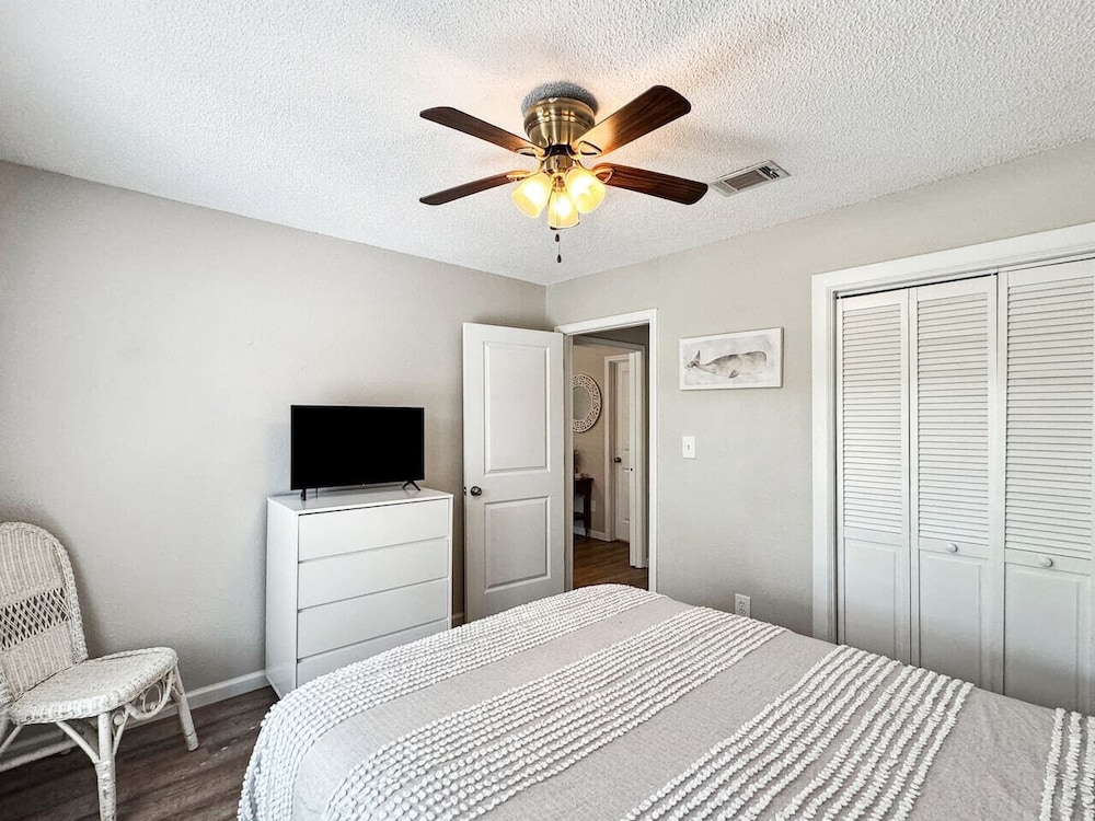 New! Blue Door Bungalow on Innerarity Island - Pensacola | Vrbo
