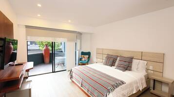 Suíte luxo, sacada, vista para a cidade | Cofres nos quartos, escrivaninha, Wi-Fi de cortesia