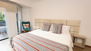 Suíte luxo, sacada, vista para a cidade | Cofres nos quartos, escrivaninha, Wi-Fi de cortesia