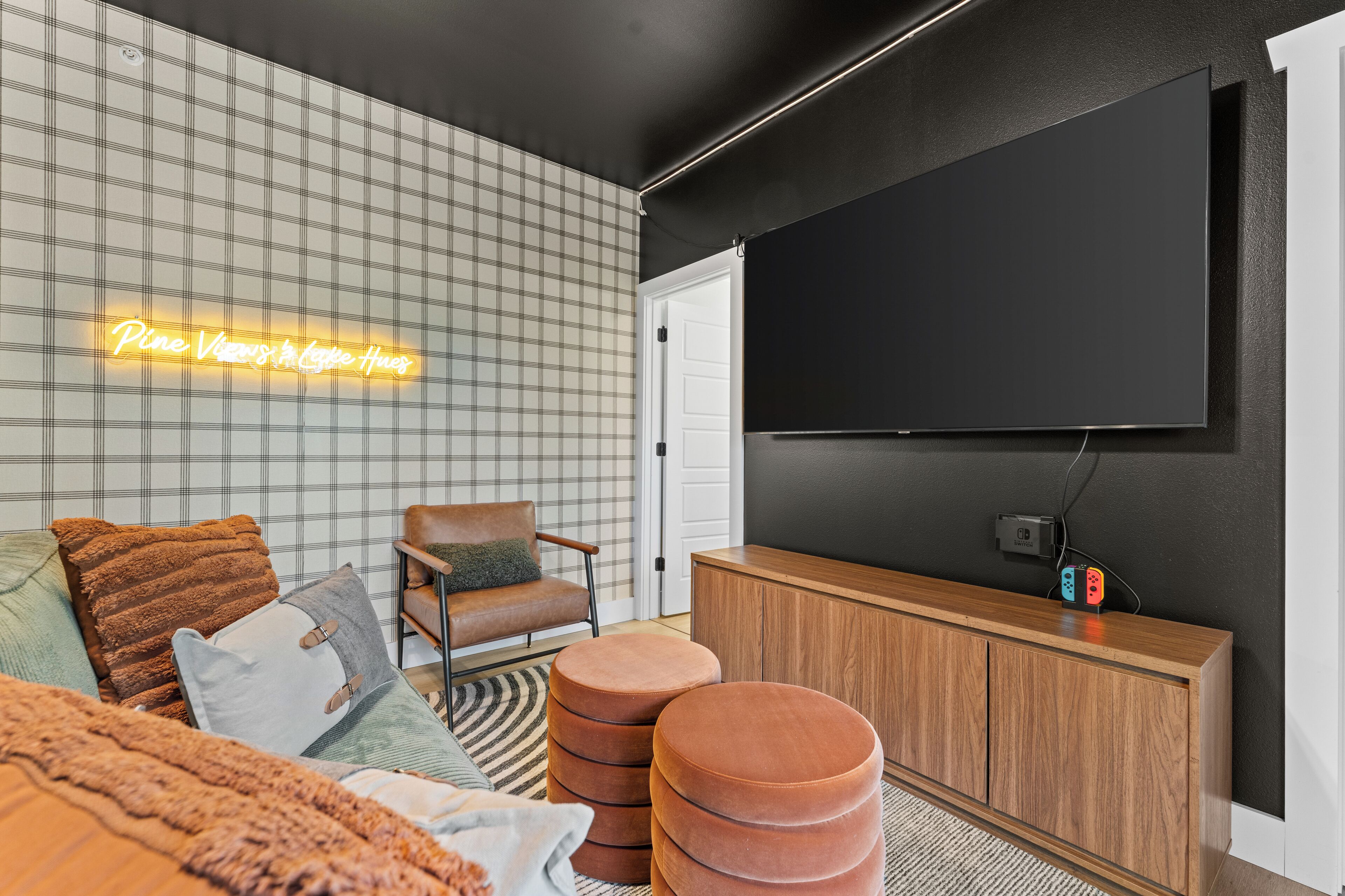 Wilderhaus-sauna-gameroom-3 Kings-playroom-1mi Sdc-hottub-rockclimbing-ninswitch - Branson, MO