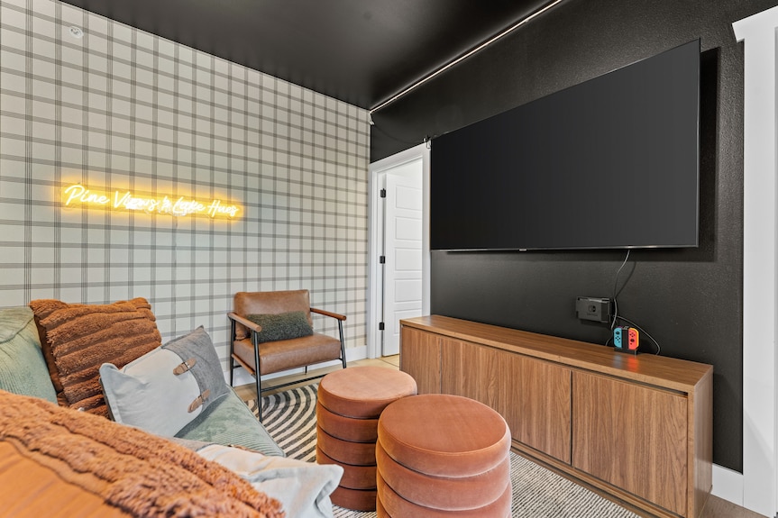 Wilderhaus-sauna-gameroom-3 Kings-playroom-1mi Sdc-hottub-rockclimbing-ninswitch - Branson, MO