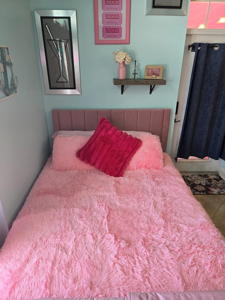 Dog Friendly Dolly Parton Themed Pool House Oasis by the Beach - North ...