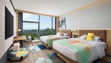 Quarto de hotel com duas camas, uma mesa de trabalho e uma grande janela com vista para o exterior.
