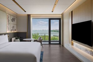 Quarto, 1 cama king-size, vista para o lago | Vista do quarto