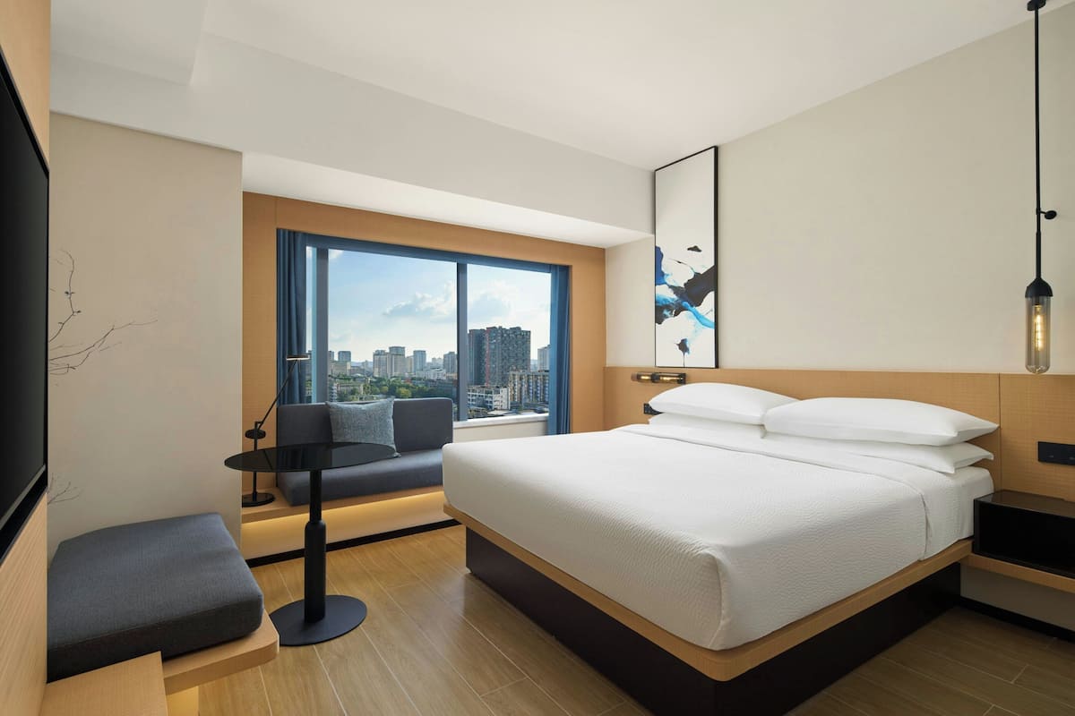 Quarto Superior, 1 cama king-size, Vista para a cidade | Wi-fi grátis