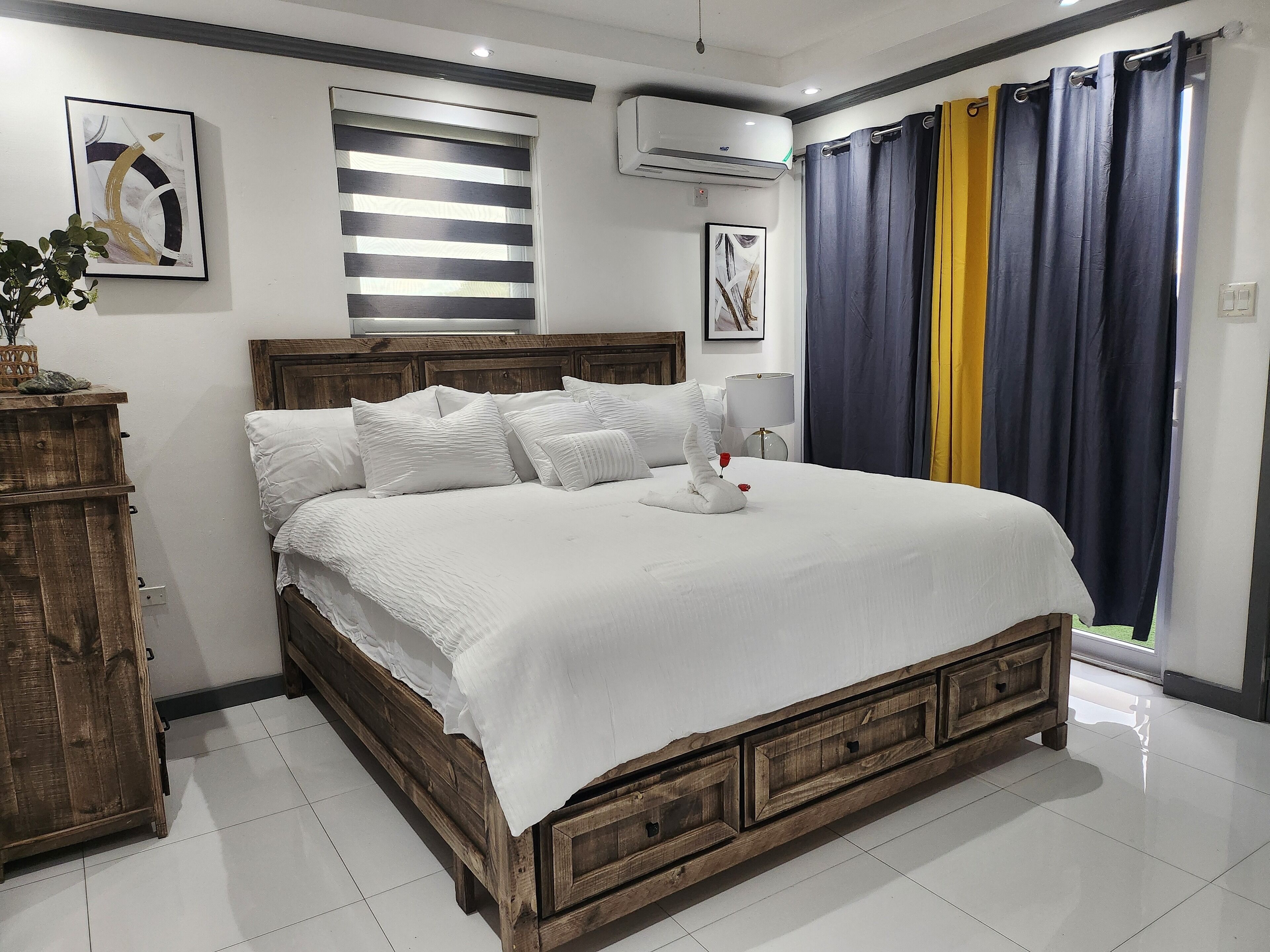 Modern Kingston Condo With Rooftop Pool And View - Kingston