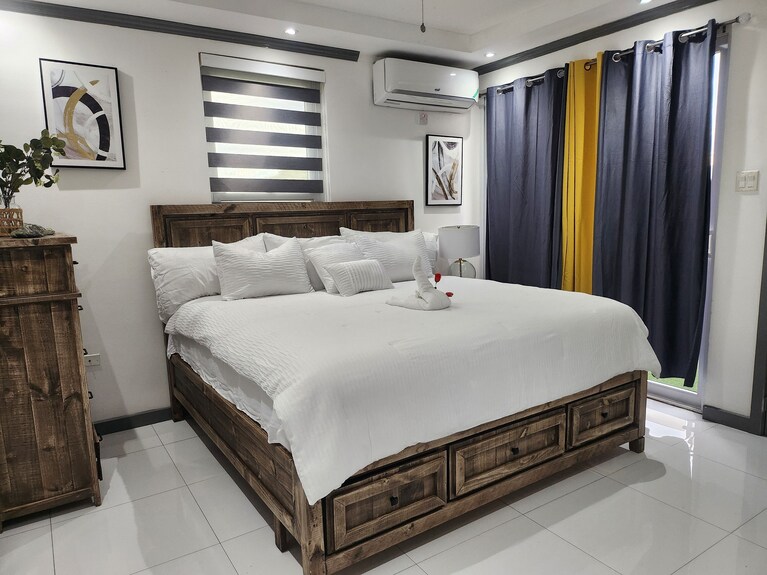 Modern Kingston Condo With Rooftop Pool And View - Kingston