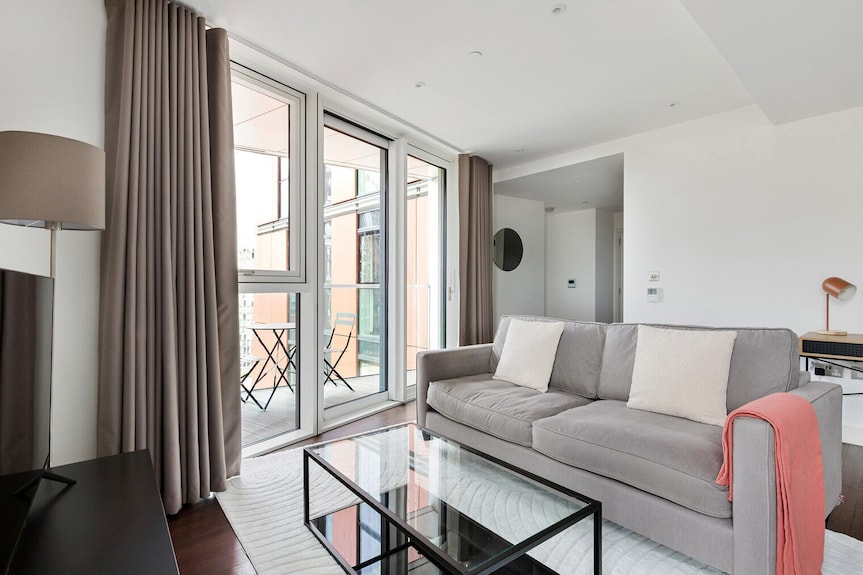 Blueground | Nine Elms, Balcony, Nr Battersea Park - Londen