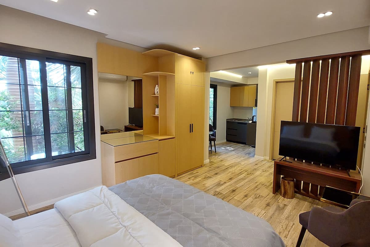 Estúdio luxo | Roupas de cama premium, espaço de trabalho para notebook