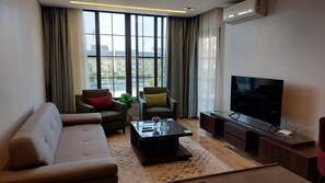 Apartamento superluxo, 2 quartos, sacada, vista para o jardim | Área de estar | TV LCD 55 polegadas com canais via satélite, Netflix