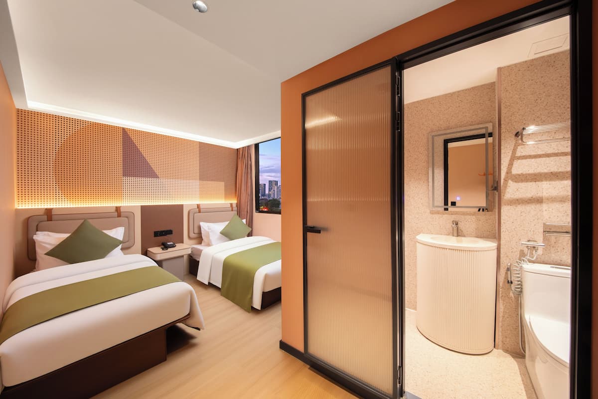 Quarto duplo luxo | Frigobar (abastecido com itens grátis), escrivaninha