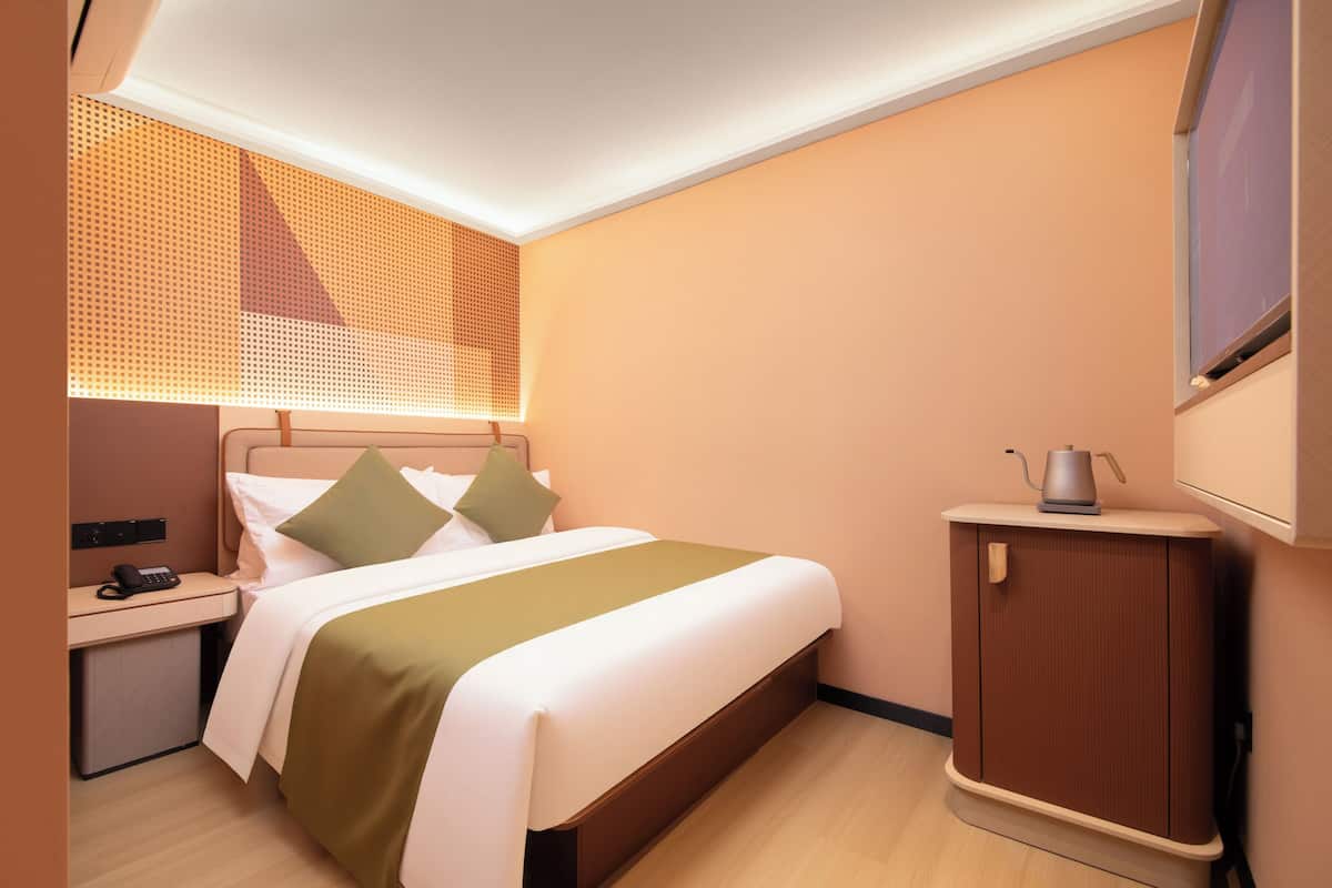 Frigobar (abastecido com itens grátis), escrivaninha