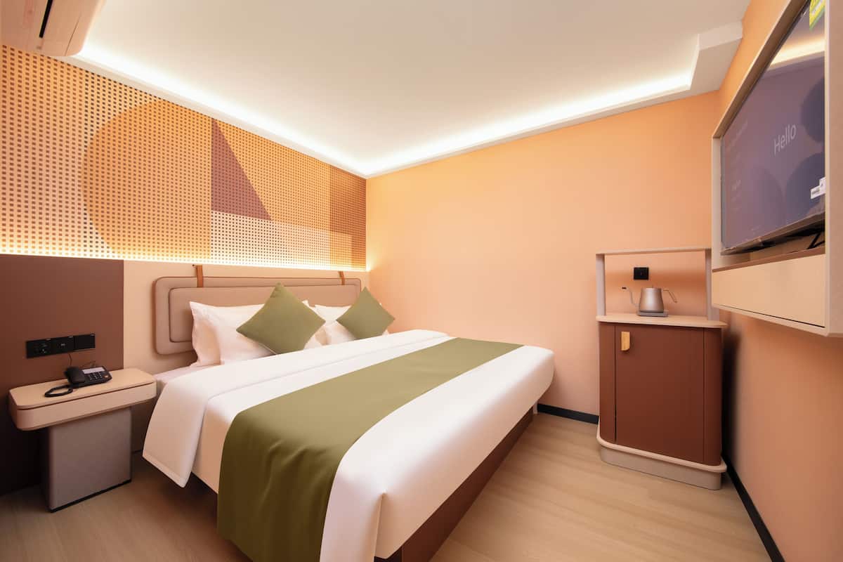 Quarto casal, sem janelas | Frigobar (abastecido com itens grátis), escrivaninha