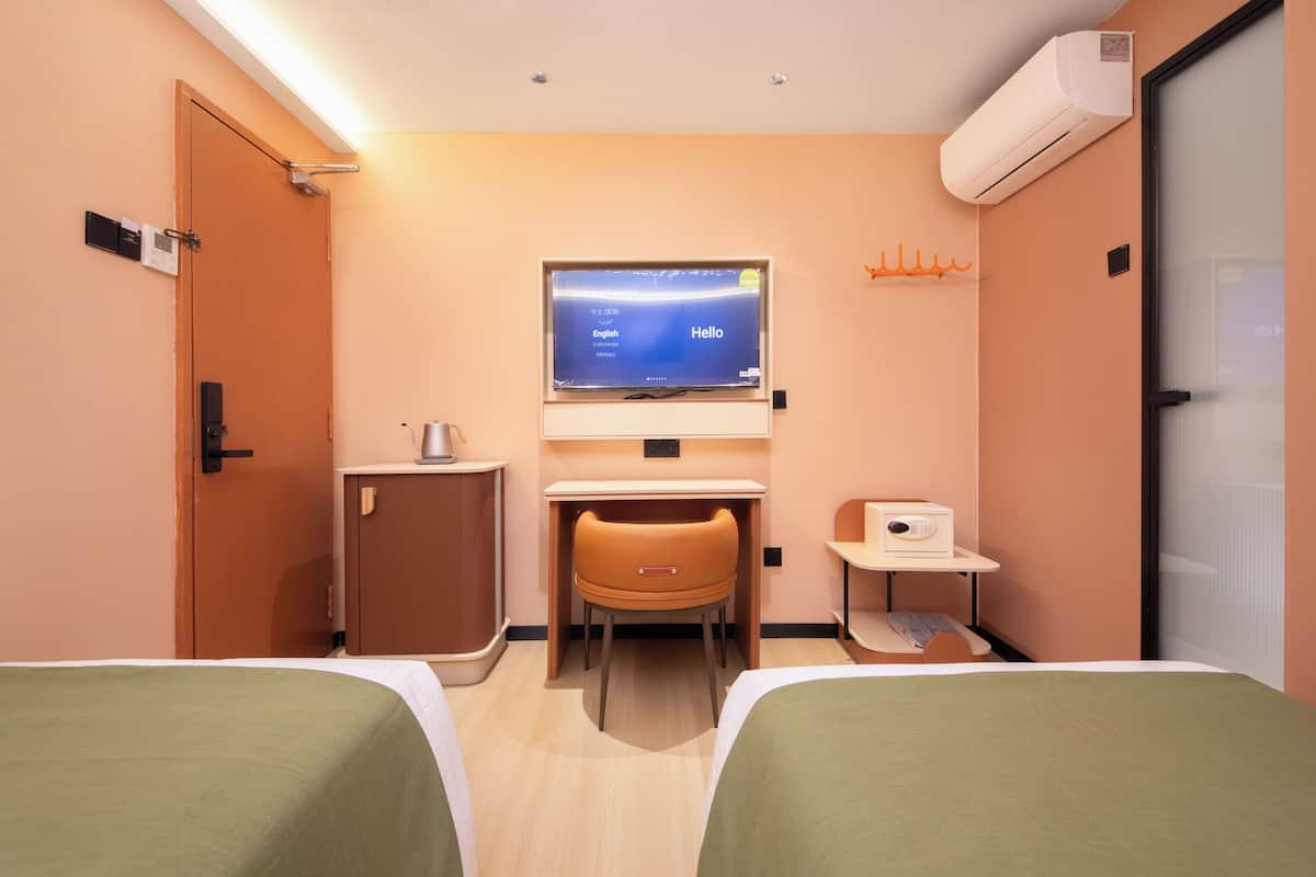 Quarto duplo superior, sem janelas | Frigobar (abastecido com itens grátis), escrivaninha