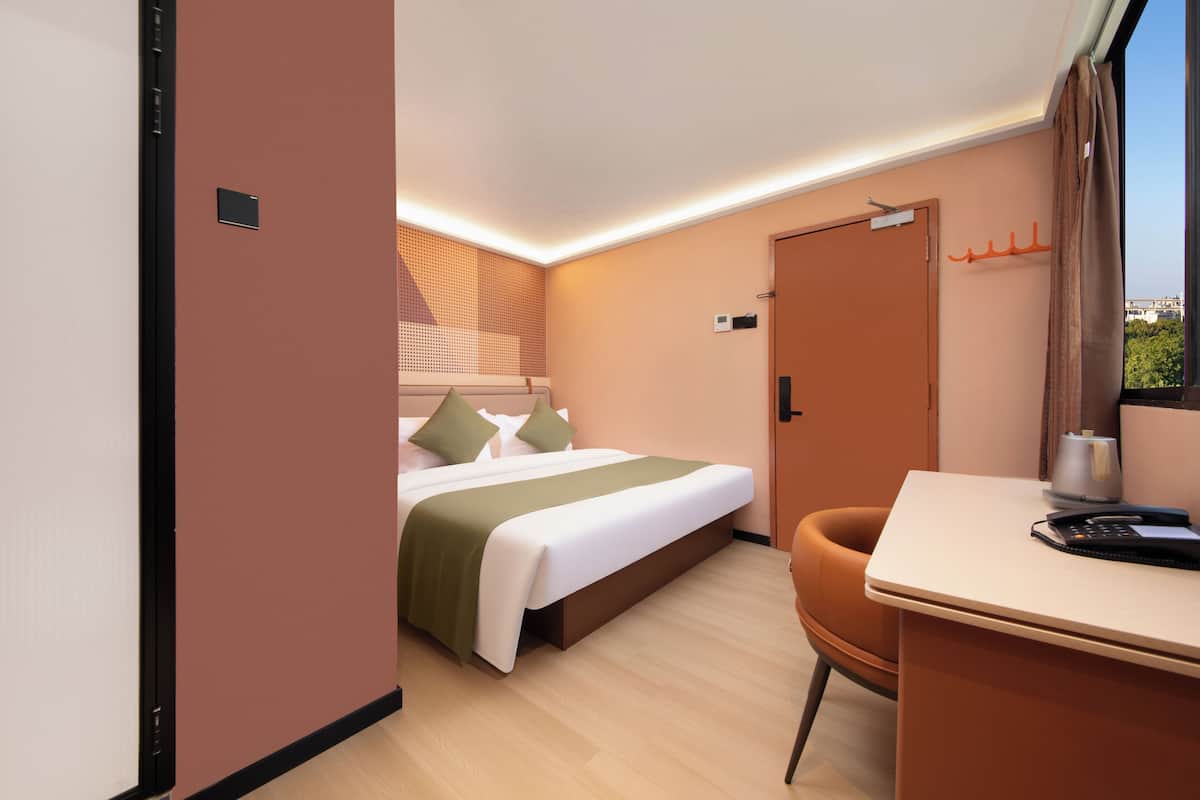 Frigobar (abastecido com itens grátis), escrivaninha