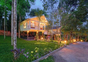 Fachada do alojamento (tarde/noite)