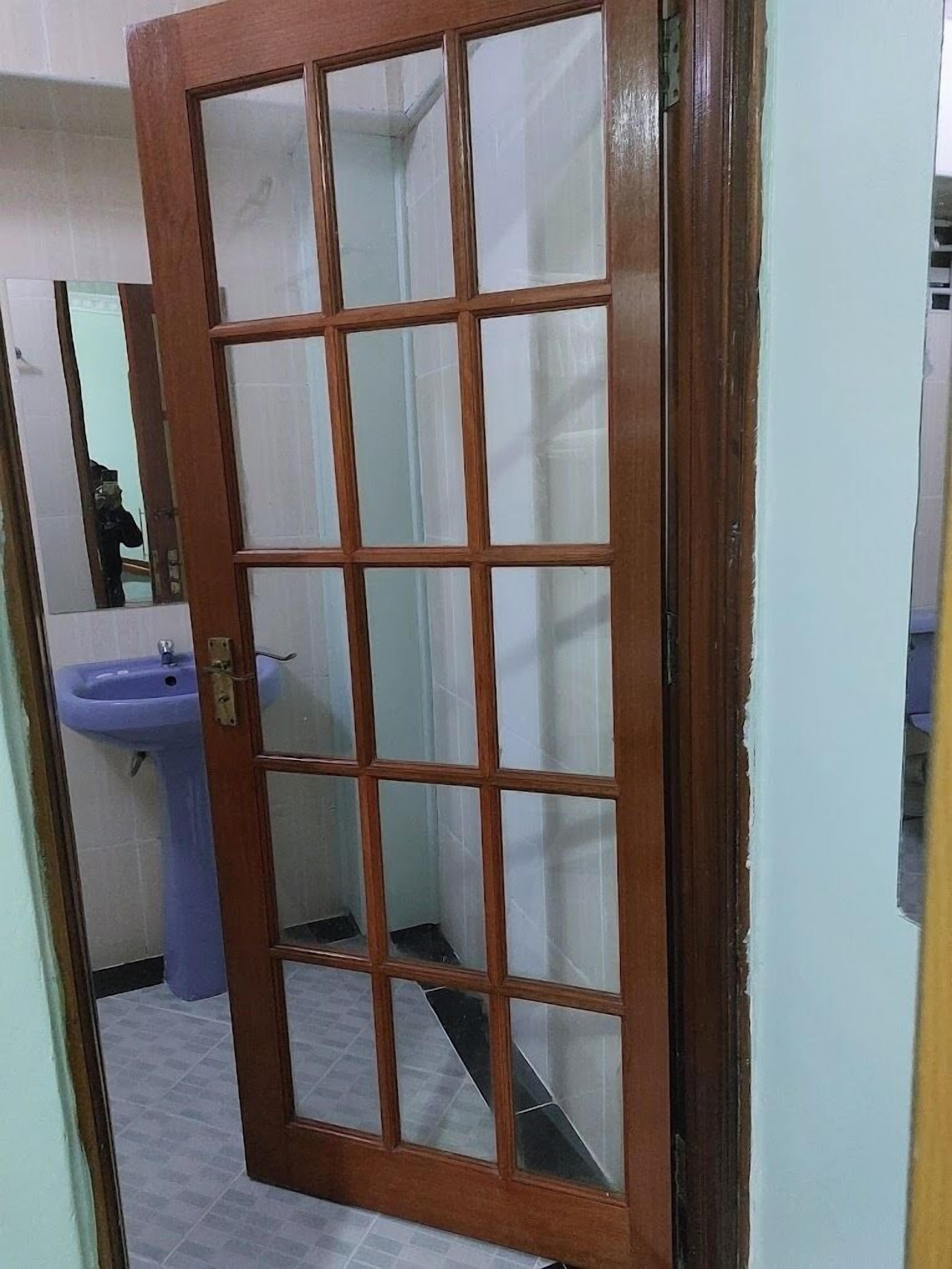 Um polibã, artigos de higiene pessoal grátis, chinelos 