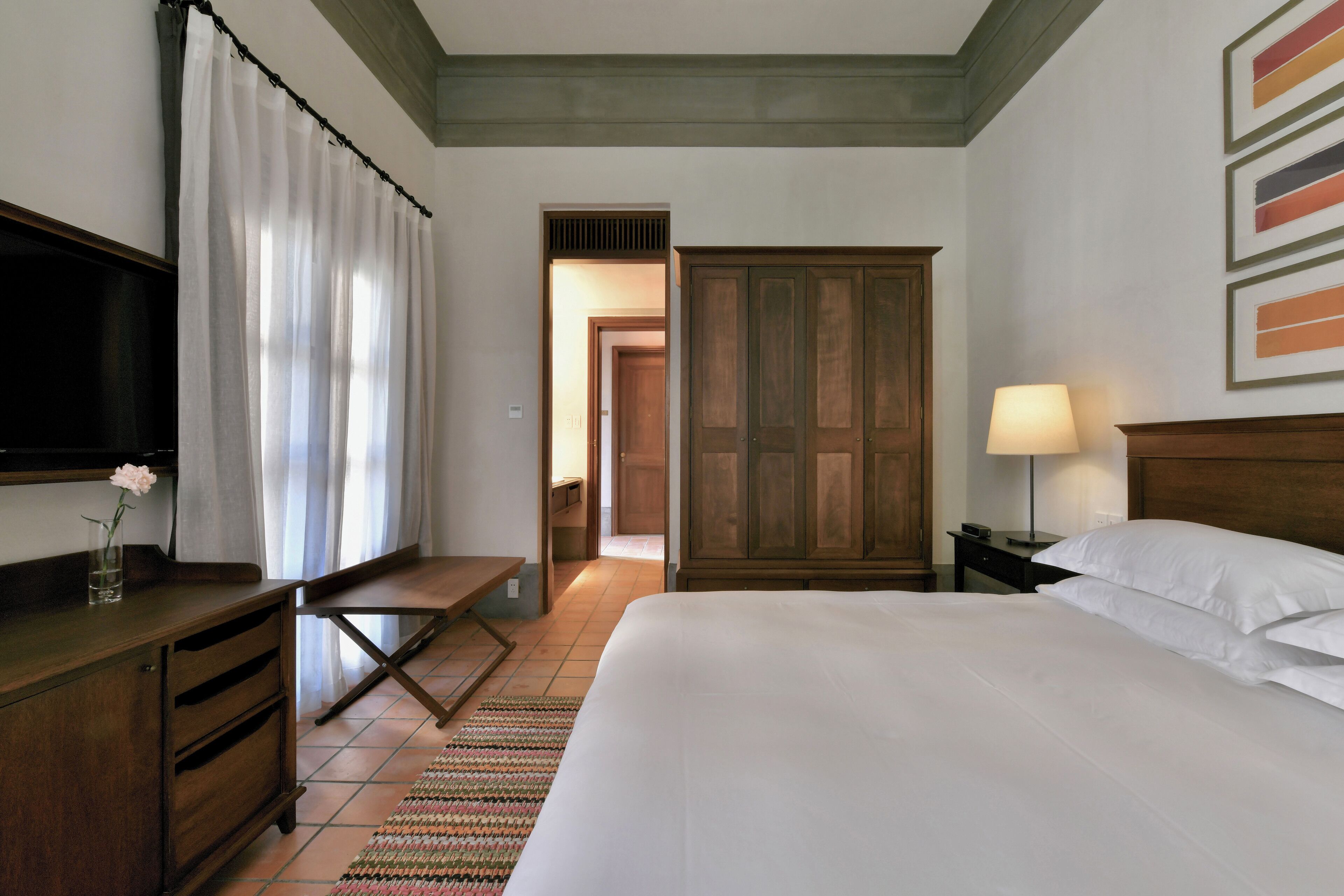 Quarto Duplo Comfort, vista para o pátio | Secretária, secretária adequada para computadores portáteis 