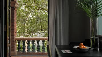 Quarto Duplo Romântico, vista para o jardim | Secretária, secretária adequada para computadores portáteis