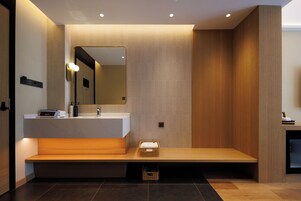 Quarto Standard, vista para o pátio | Casa de banho | Um polibã, artigos de higiene pessoal grátis, um secador de cabelo 