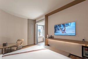 Quarto Duplo Económico, 1 cama king-size, no canto | Edredões de penas, minibar, secretária 