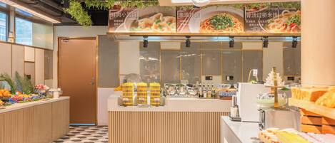 Um café moderno com chão quadriculado, balcão de madeira com vitrine de vidro e cardápio acima.