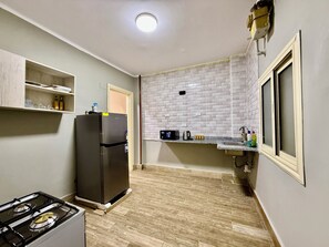 Apartamento Superior, 3 quartos, Vista para a cidade | Cozinha privada | Um frigorífico/congelador grande, um micro-ondas, uma placa de cozinha 