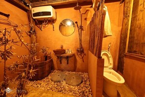 Chinelos, toalhas fornecidas