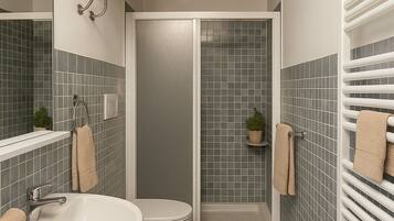 Apartamento Comfort | Casa de banho | Um polibã, artigos de higiene pessoal grátis, um secador de cabelo