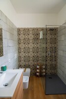 Estúdio superior, vista para o jardim | Banheiro