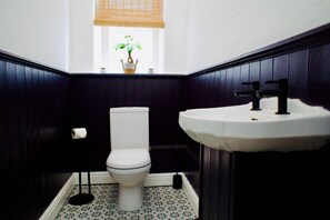 Um polibã e uma banheira separados, uma banheira de imersão total