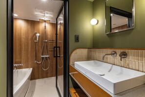 Produtos de toalete grátis, secador de cabelo, chinelos 