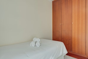 Apartamento família, sacada, vista para a cidade | Cortinas blackout, quartos à prova de som, ferros/tábuas de passar roupa