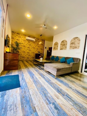 Suite de Luxo | Sala de estar | Televisor de ecrã plano de 32 polegadas com canais por cabo