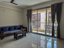 Apartamento Deluxe, varanda, vista para o mar | Sala de estar | Ténis de mesa 
