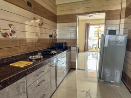 Apartamento Deluxe, varanda, vista para o mar | Cozinha privada | Um frigorífico 