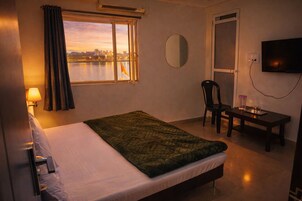 Quarto casal luxo | Escrivaninha, Wi-Fi de cortesia