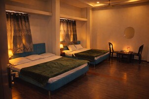 Quarto quádruplo luxo | Escrivaninha, Wi-Fi de cortesia