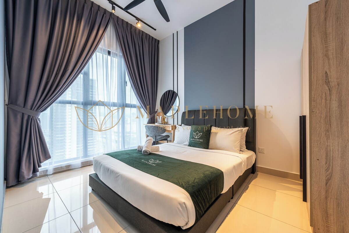 Quarto moderno com uma cama grande, vista da cidade e uma parede de destaque em madeira.