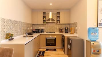 Apartamento Clássico, Vista para a cidade | Cozinha privada | Um micro-ondas, um forno, uma placa de cozinha, utensílios de cozinha