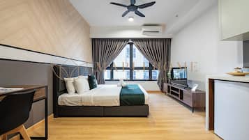 Deluxe Suite, 1 Queen Bed, Without Parking | Secretária, secretária adequada para computadores portáteis