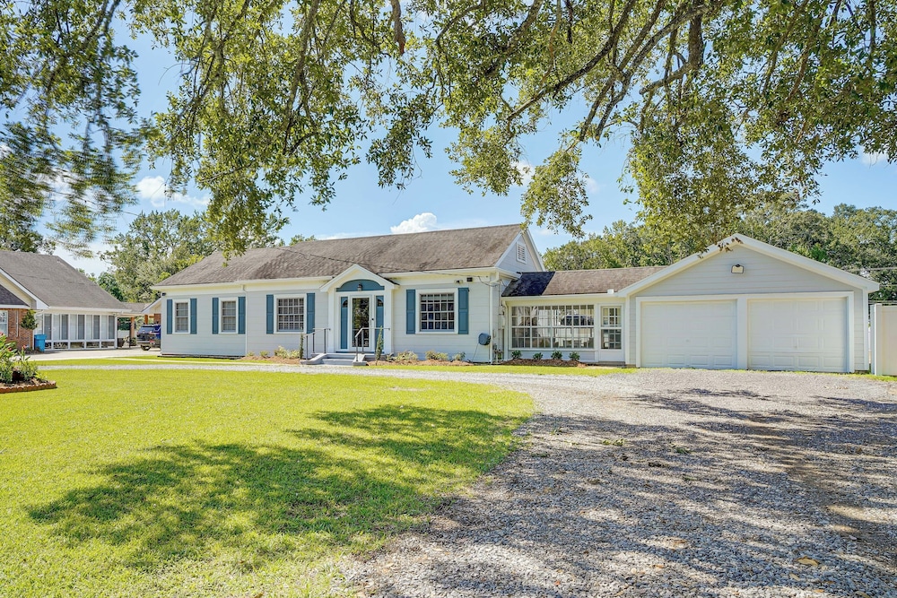 Peaceful Patio, Sunroom: Pet-friendly Baldwin Home - Cypress Bayou Casino Hotel