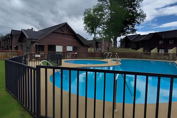 Apartamento, sacada, vista para o pátio | Piscina | Piscina externa sazonal