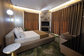 Suite de Luxo, Vista para a cidade | Secretária, secretária adequada para computadores portáteis