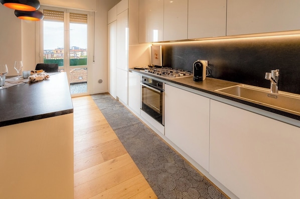 Quarto Duplo Comfort | Cozinha privada | Um frigorífico/congelador grande, um micro-ondas, um forno