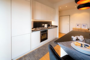 Quarto Duplo Comfort | Cozinha privada | Um frigorífico/congelador grande, um micro-ondas, um forno