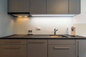 Condo, sacada, vista para a montanha | Cozinha privada | Geladeira, fogão, cooktop, lava-louças