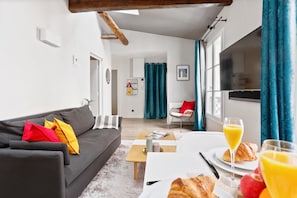 Apartamento Cidade, 1 cama queen-size e sofá-cama, não fumadores, vista para o pátio | Sala de estar | Smart TV de 40 polegadas com canais via satélite