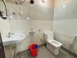 Quarto casal standard, 1 quarto | Banheiro | Chuveiro, chinelos, toalhas de banho 